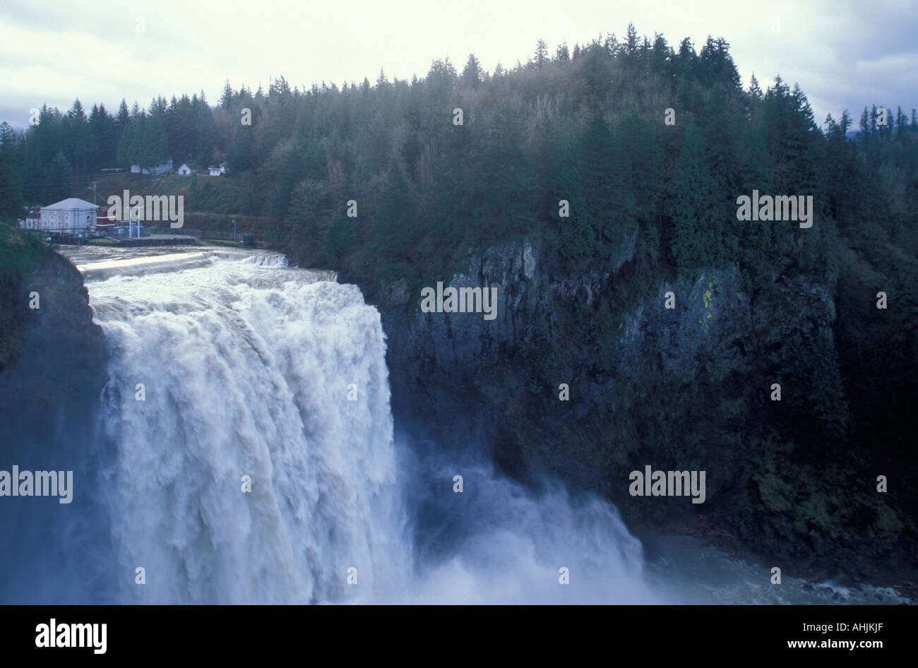 USA Washington Snoqualmie Falls flows at record levels after flooding ...