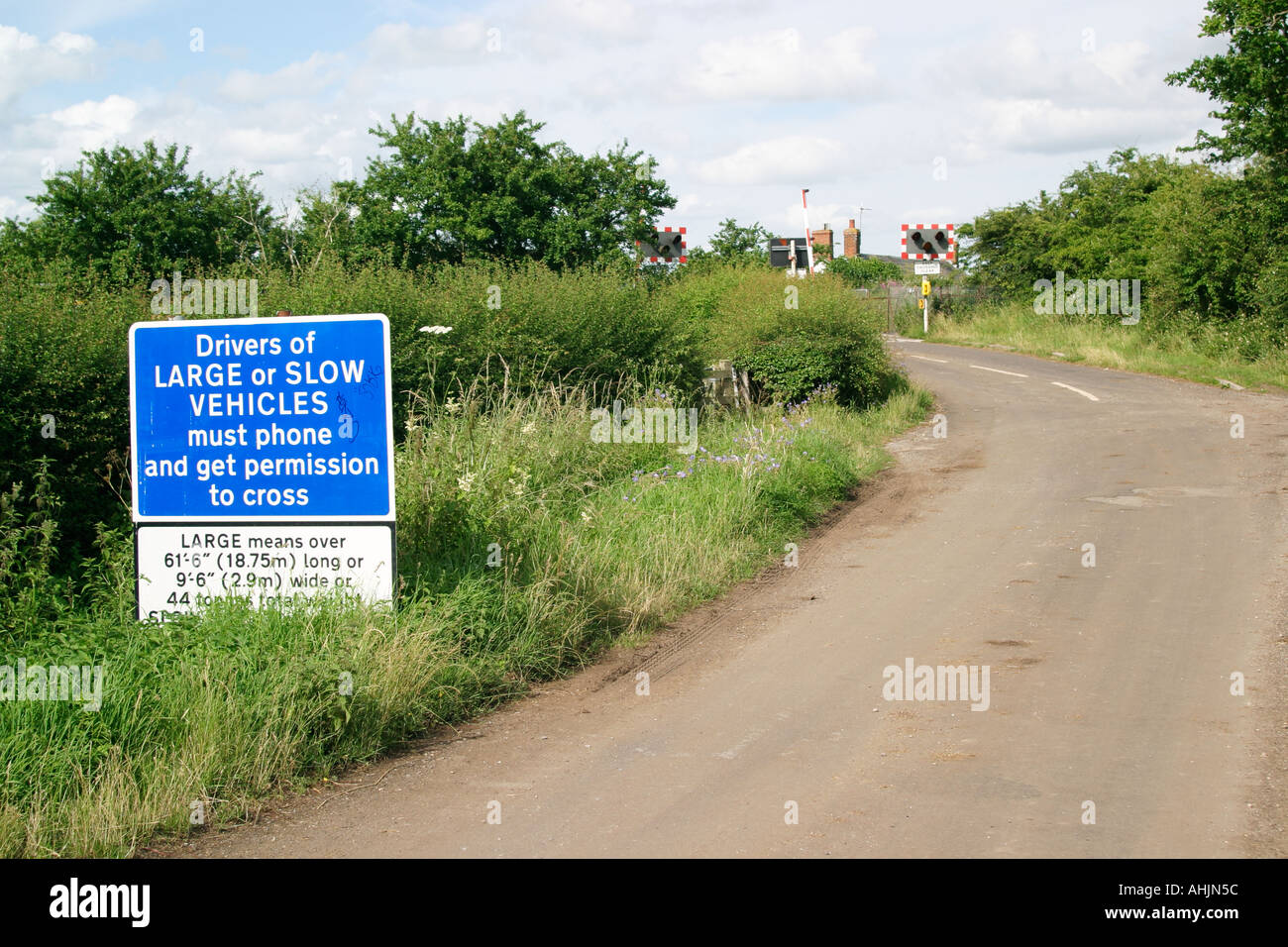 Train Level Crossing Wiltshire England Summer 2005 Stock Photo - Alamy