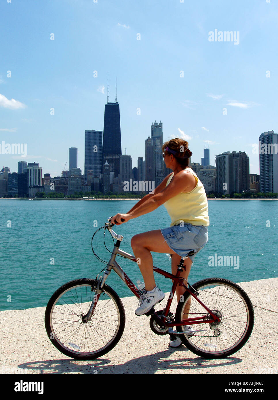 Chicago lakefront bicycle trail hi-res stock photography and images - Alamy