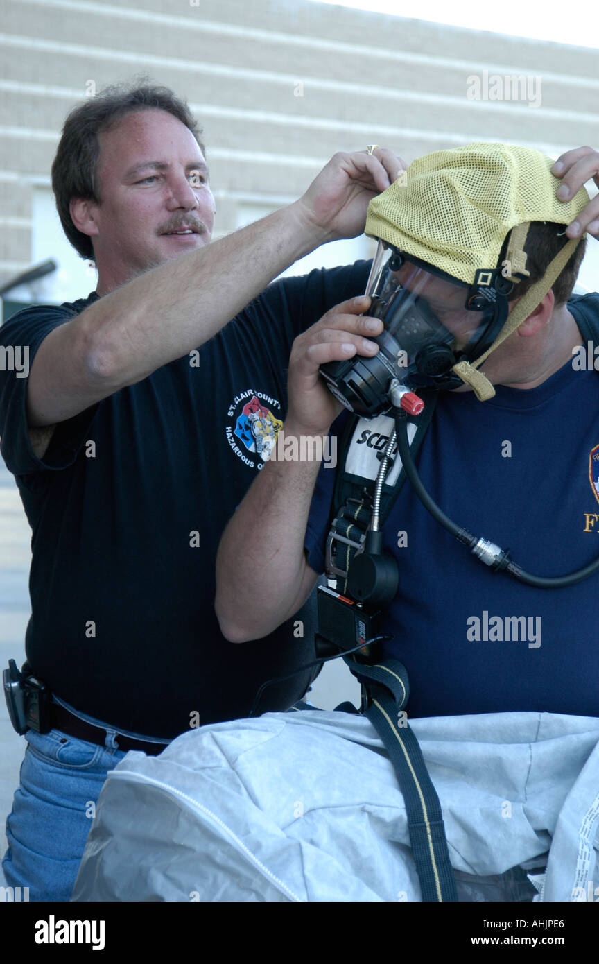 P27 088 HazMat Training, Putting On Oxygen Mask 2 MR Stock Photo - Alamy