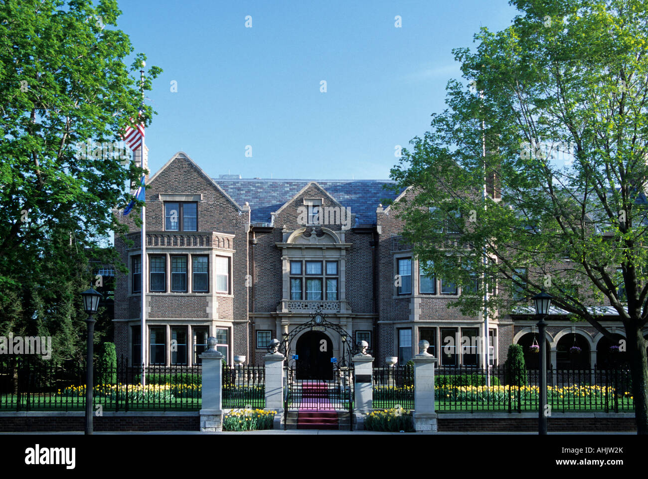 FRONT ENTRANCE TO GOVERNOR'S MANSION ON HISTORIC SUMMIT AVENUE, ST ...