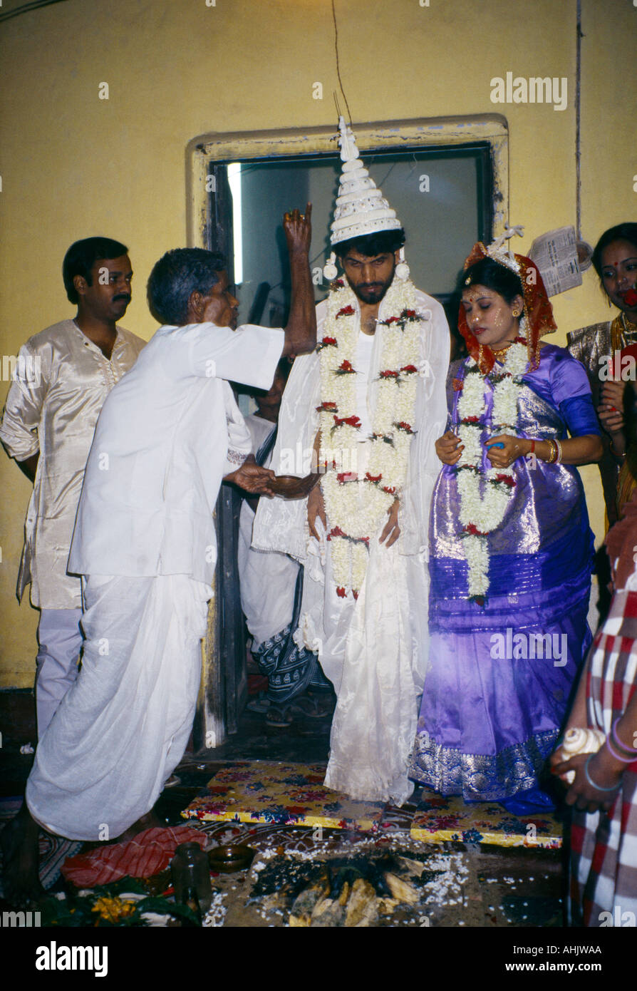 Calcutta India Hindu Wedding Bride Groom Wearing Wedding Hat Walking ...