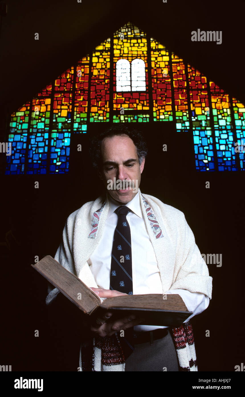 Rabbi reading torah hi-res stock photography and images - Alamy