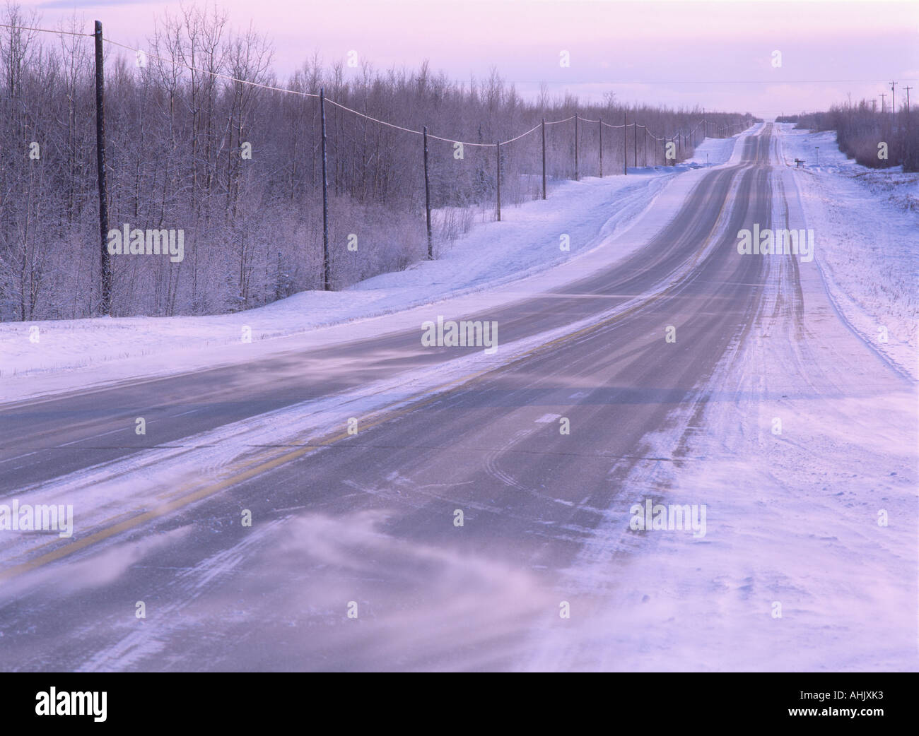 Highway across alaska hi-res stock photography and images - Alamy