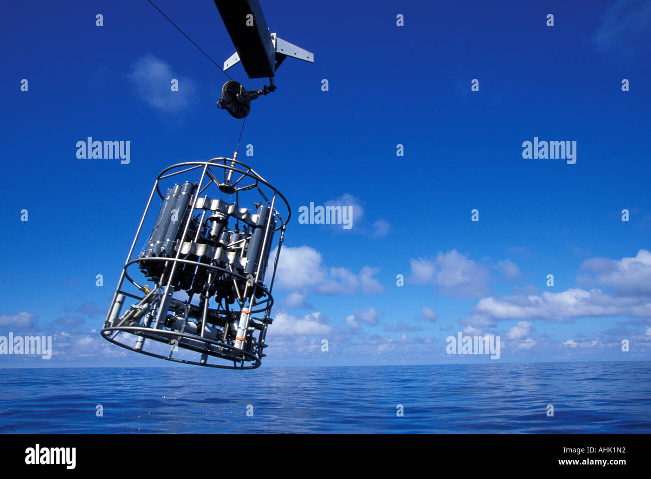 USA Washington Deep ocean sampling device is launched from U of ...