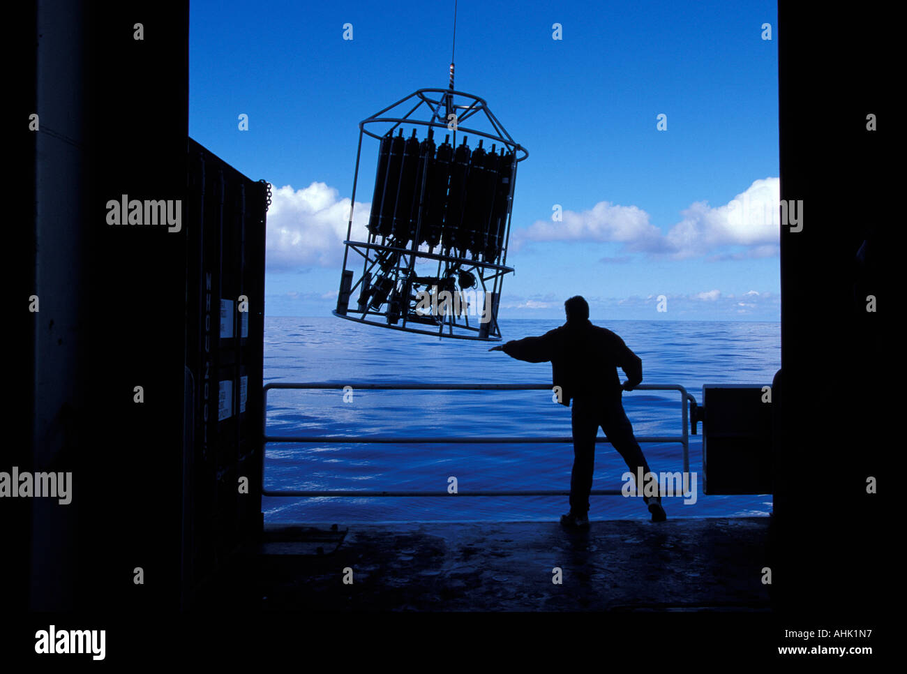 USA Washington Deep ocean sampling device is launched from U of ...