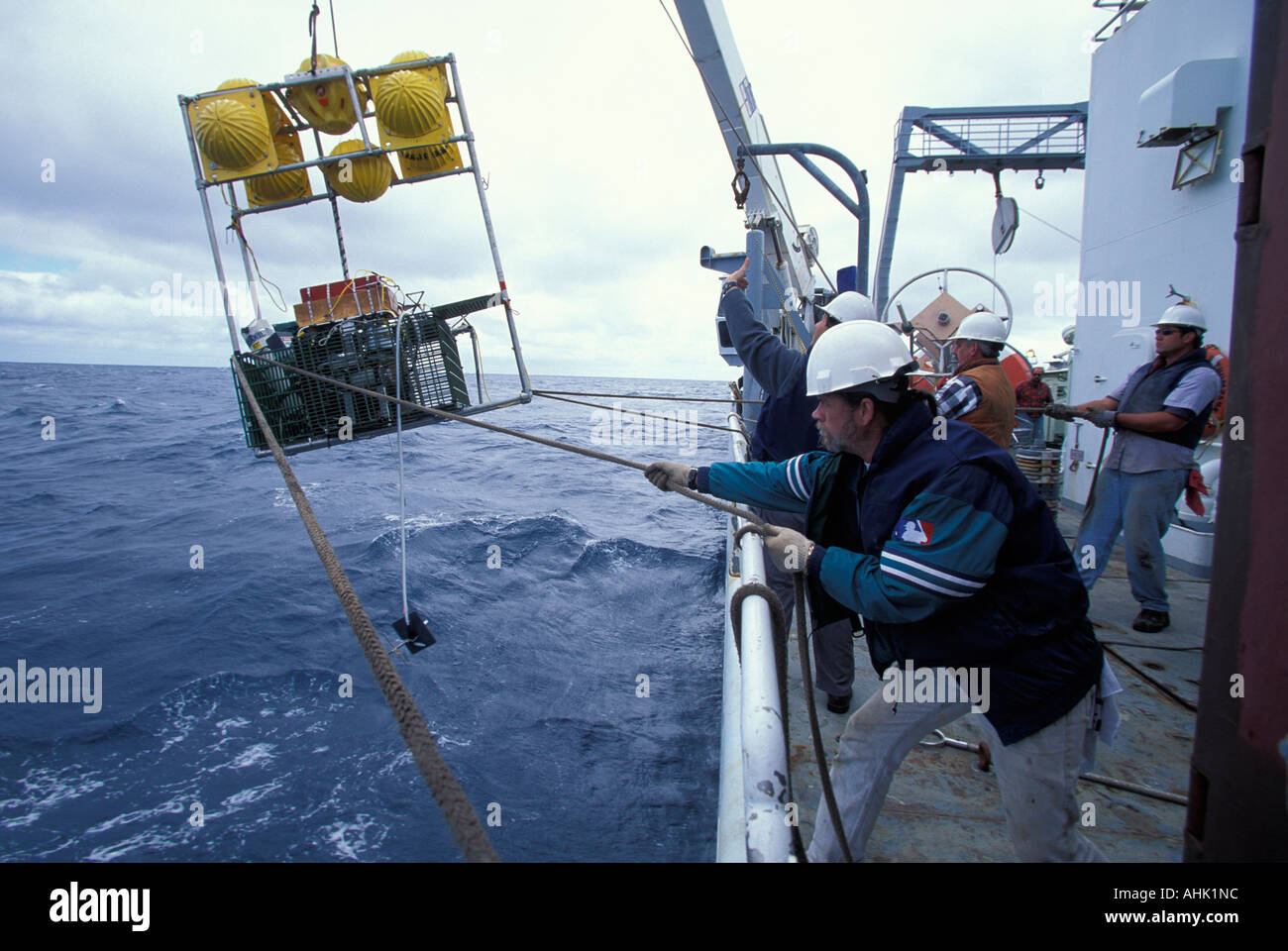 USA Washington Deep ocean sampling device is recovered aboard U of ...