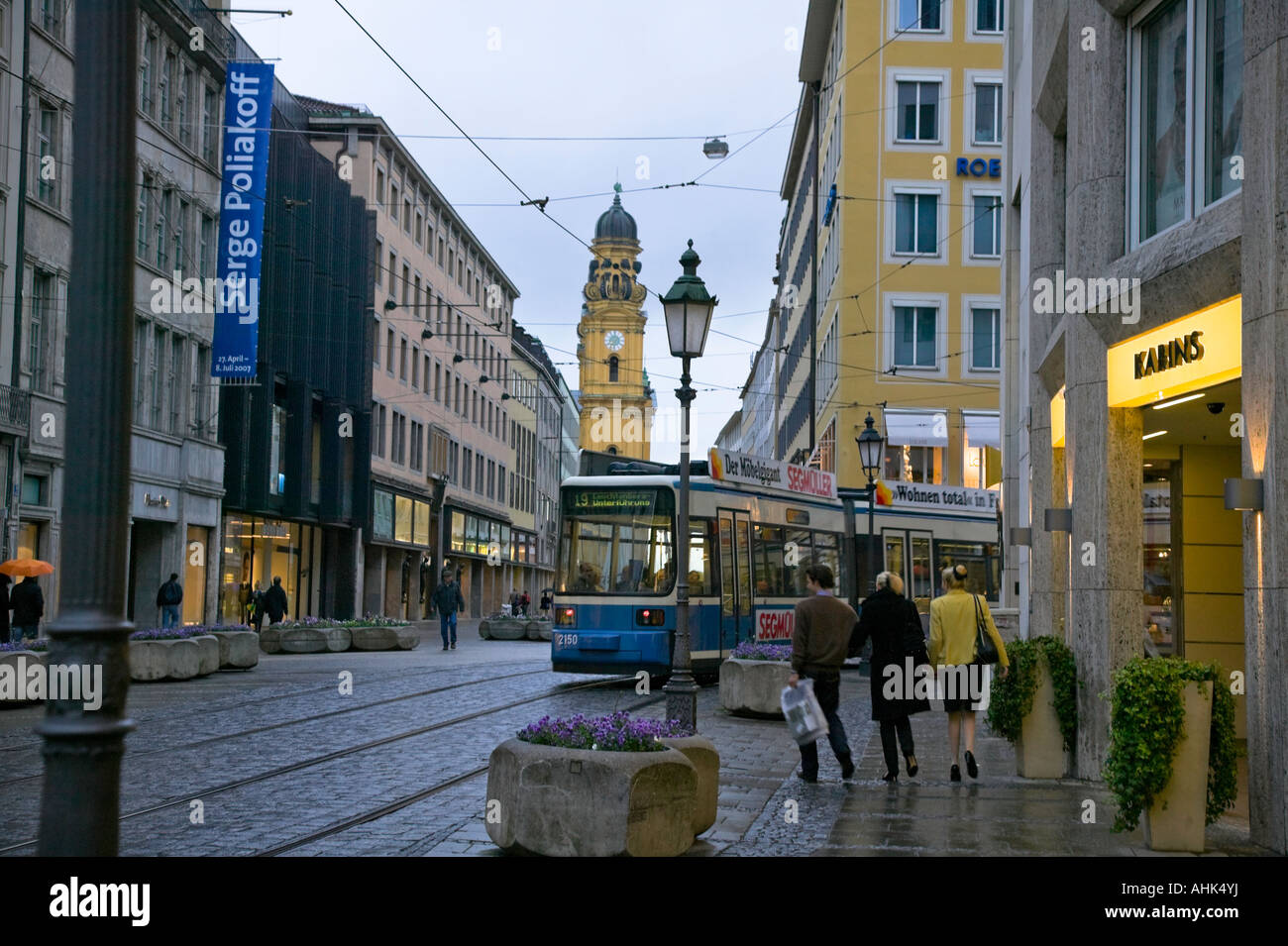 Street scene of the Old Town in Munich Stock Photo - Alamy