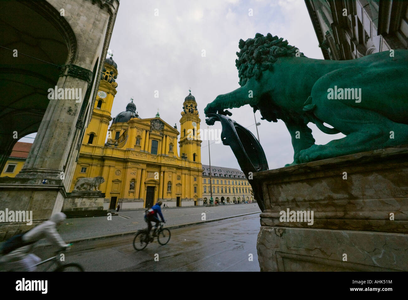 Street scene of the Old Town in Munich Stock Photo - Alamy