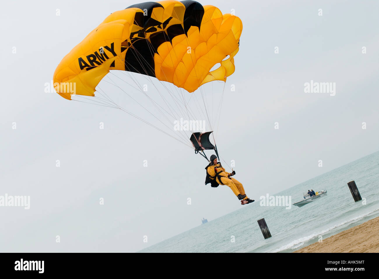 Female parachutist hi-res stock photography and images - Alamy
