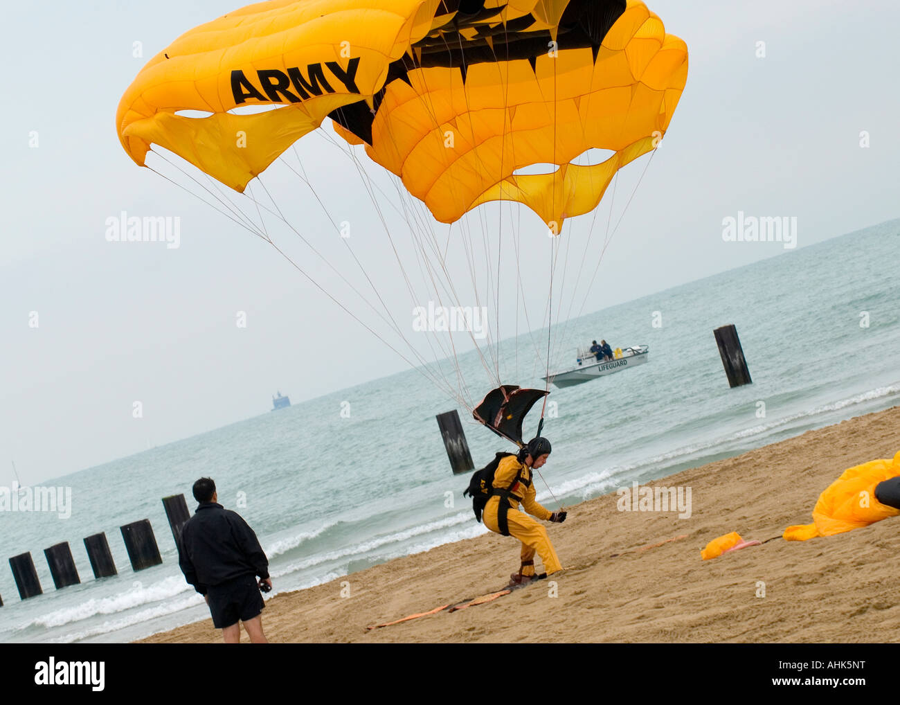 Female parachutist landing hi-res stock photography and images - Alamy