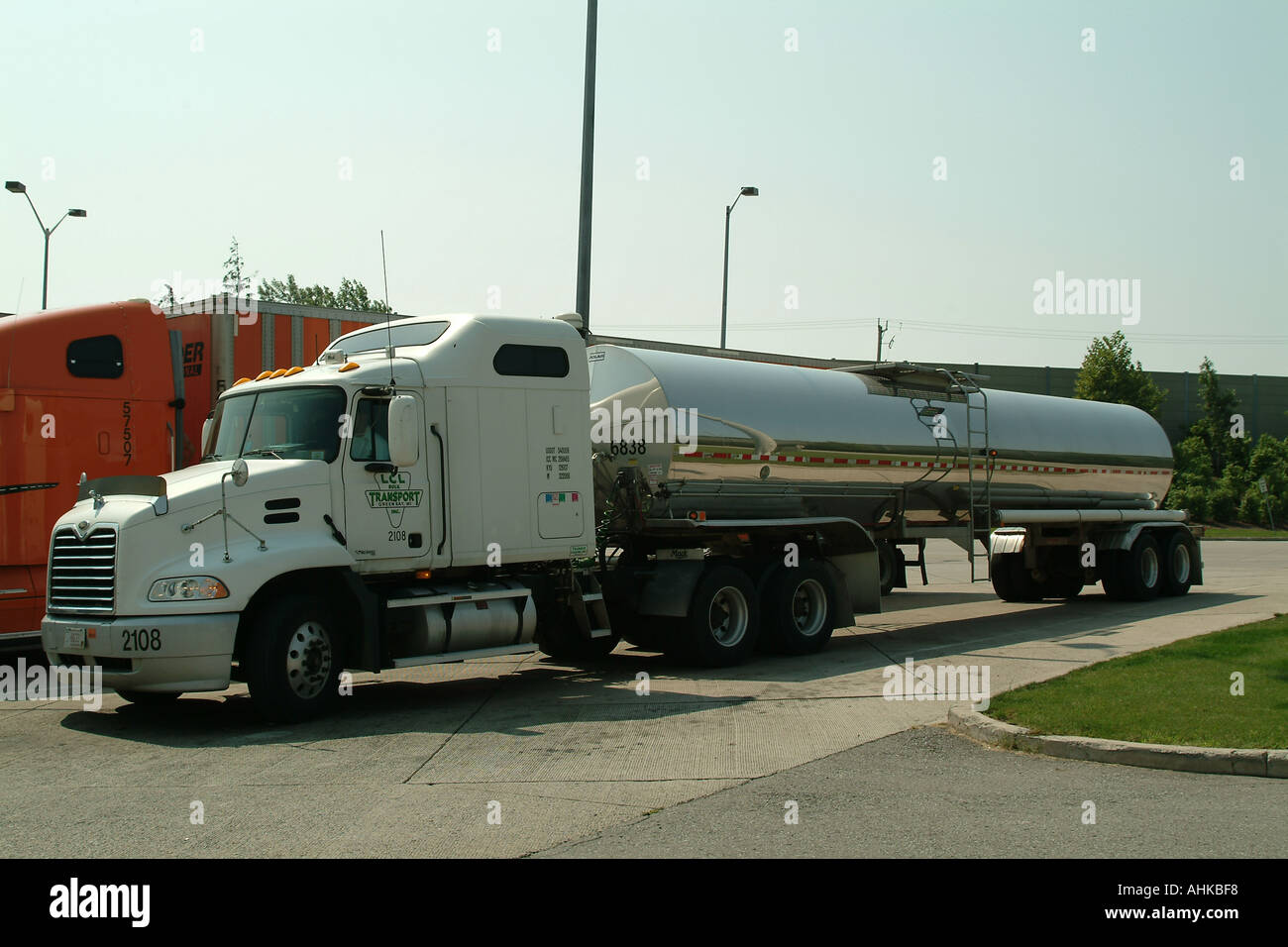 North American truck and semi trailer rig Stock Photo - Alamy