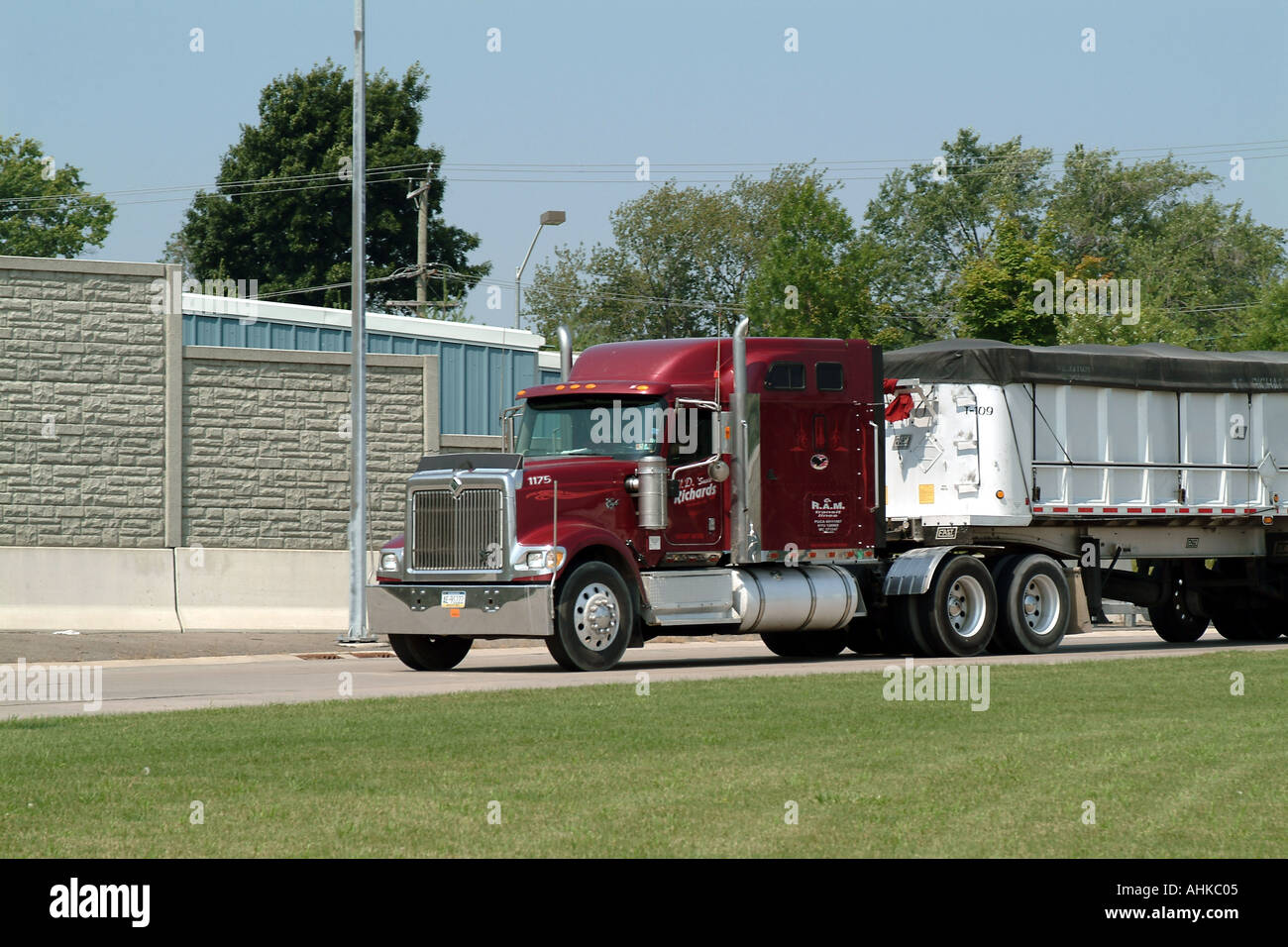 North American truck and semi trailer rig Stock Photo - Alamy