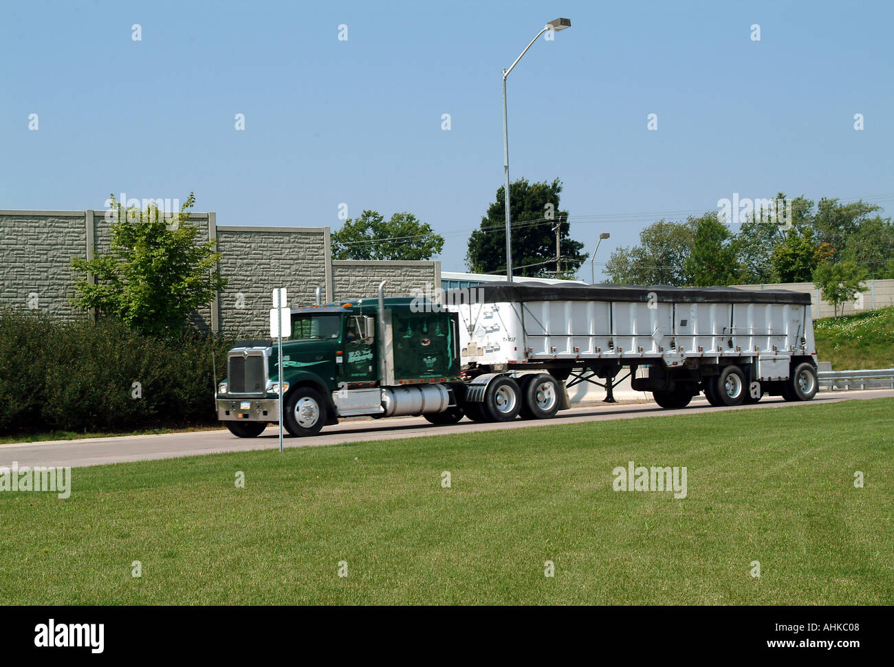 North American truck and semi trailer rig Stock Photo - Alamy