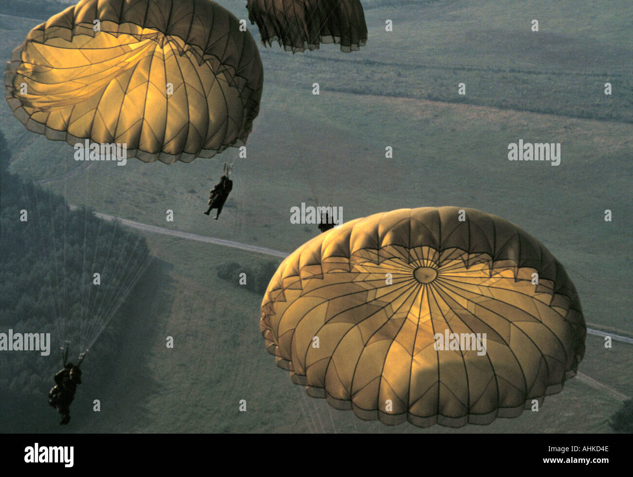 TERRATORIAL ARMY PARATROOPERS BONLAND GERMANY PARACHUTES FALLING Stock ...