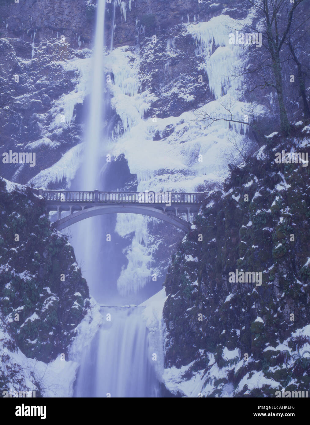 Multnomah falls frozen hi-res stock photography and images - Alamy