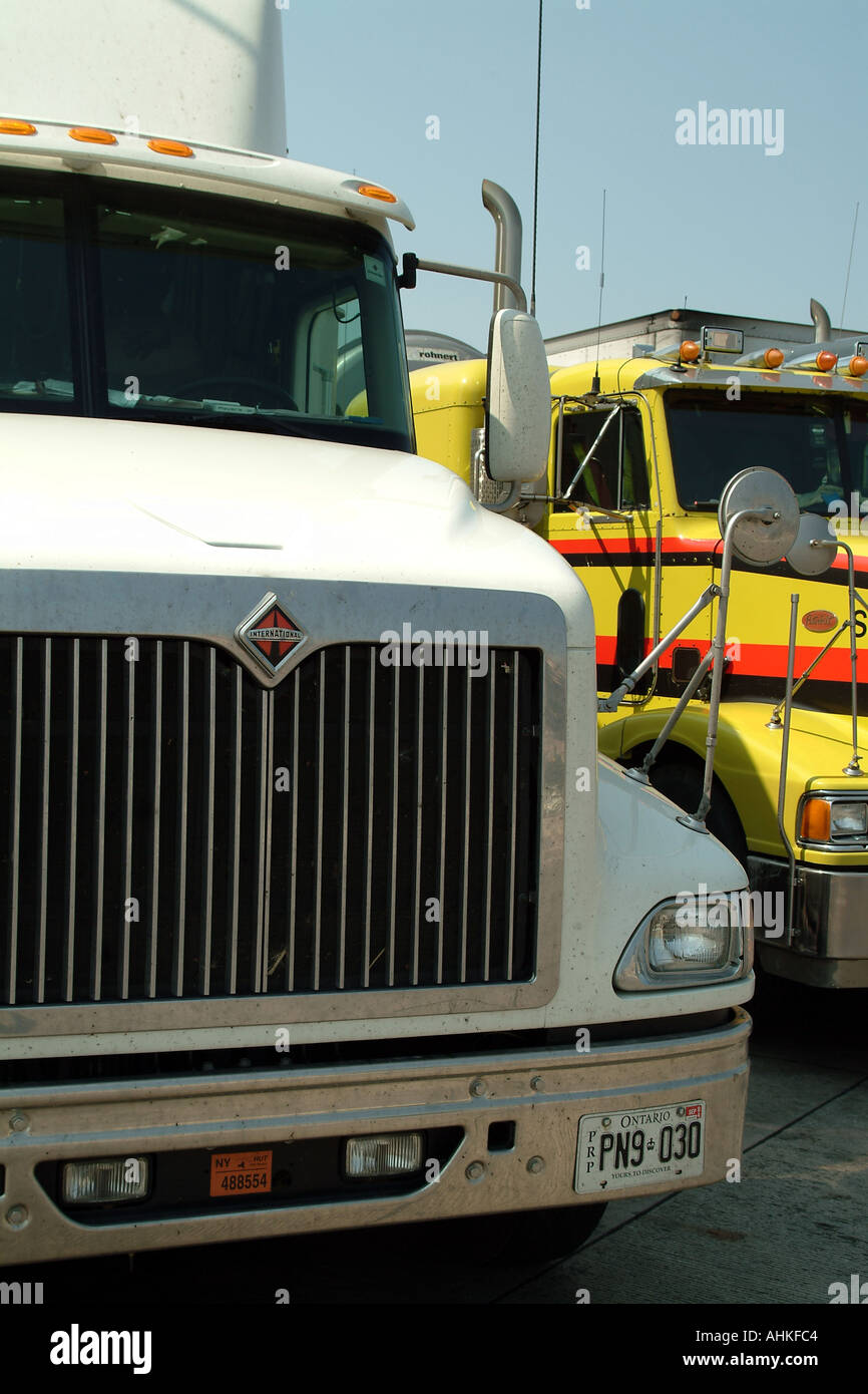 North American truck and semi trailer rig Stock Photo - Alamy