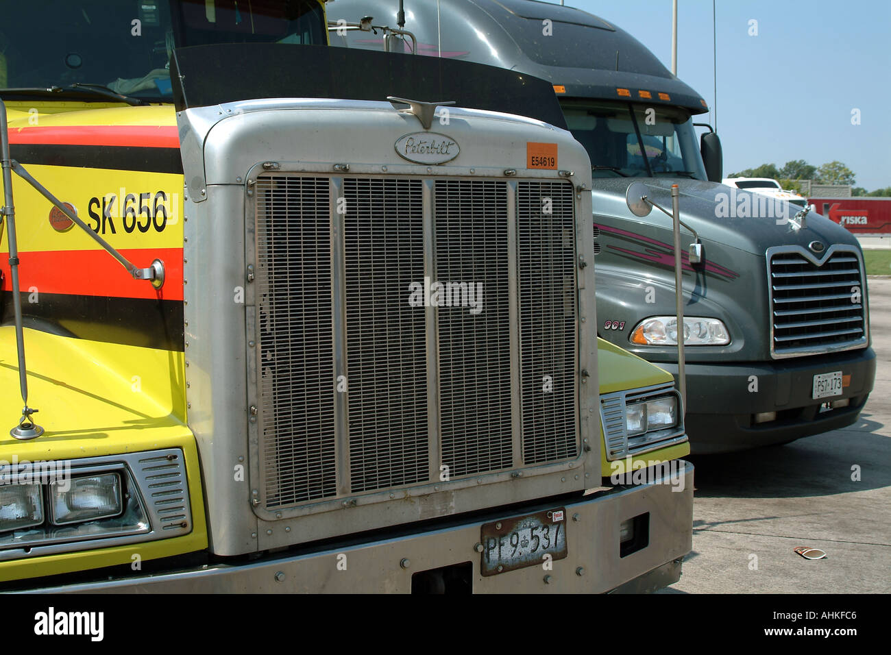 North American truck and semi trailer rig Stock Photo - Alamy
