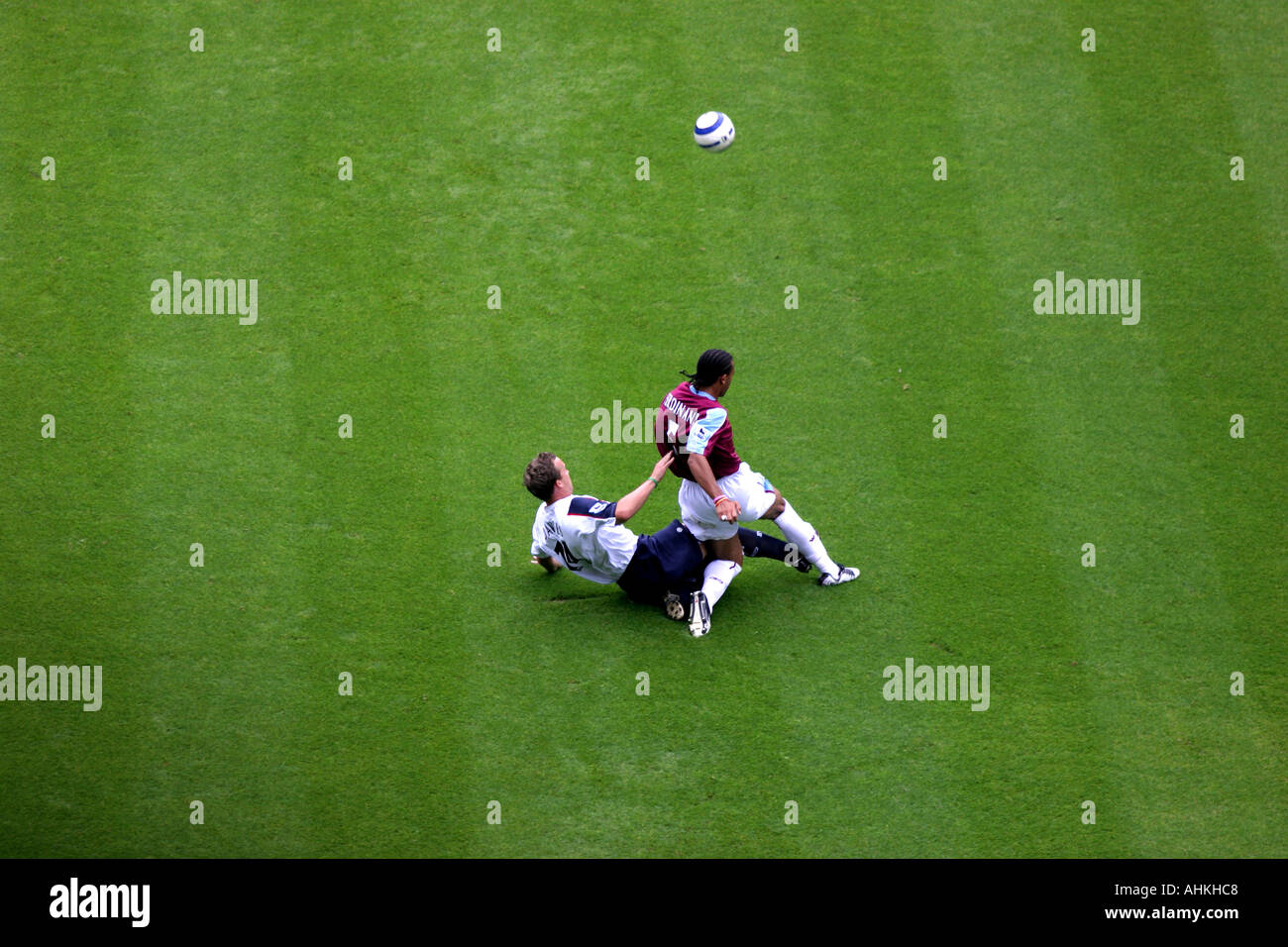 Kevin Davies fouls Anton Ferdinand West Ham vs Bolton Wanderers ...