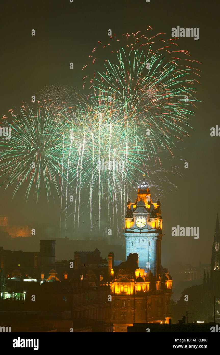 Edinburgh castle fireworks display hi-res stock photography and images ...