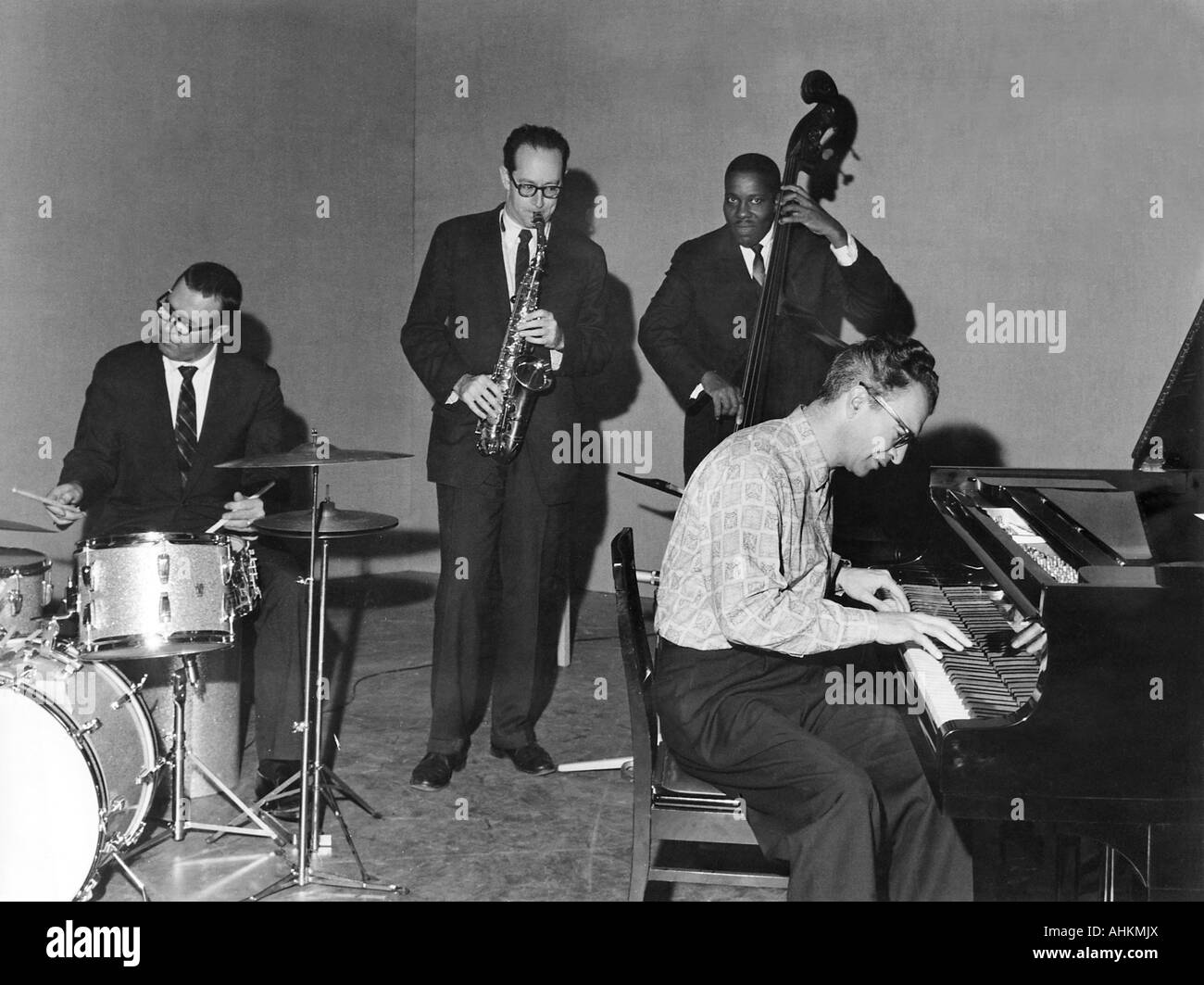 DAVE BRUBECK US jazz musician on piano with from left Joe Morello, Paul ...