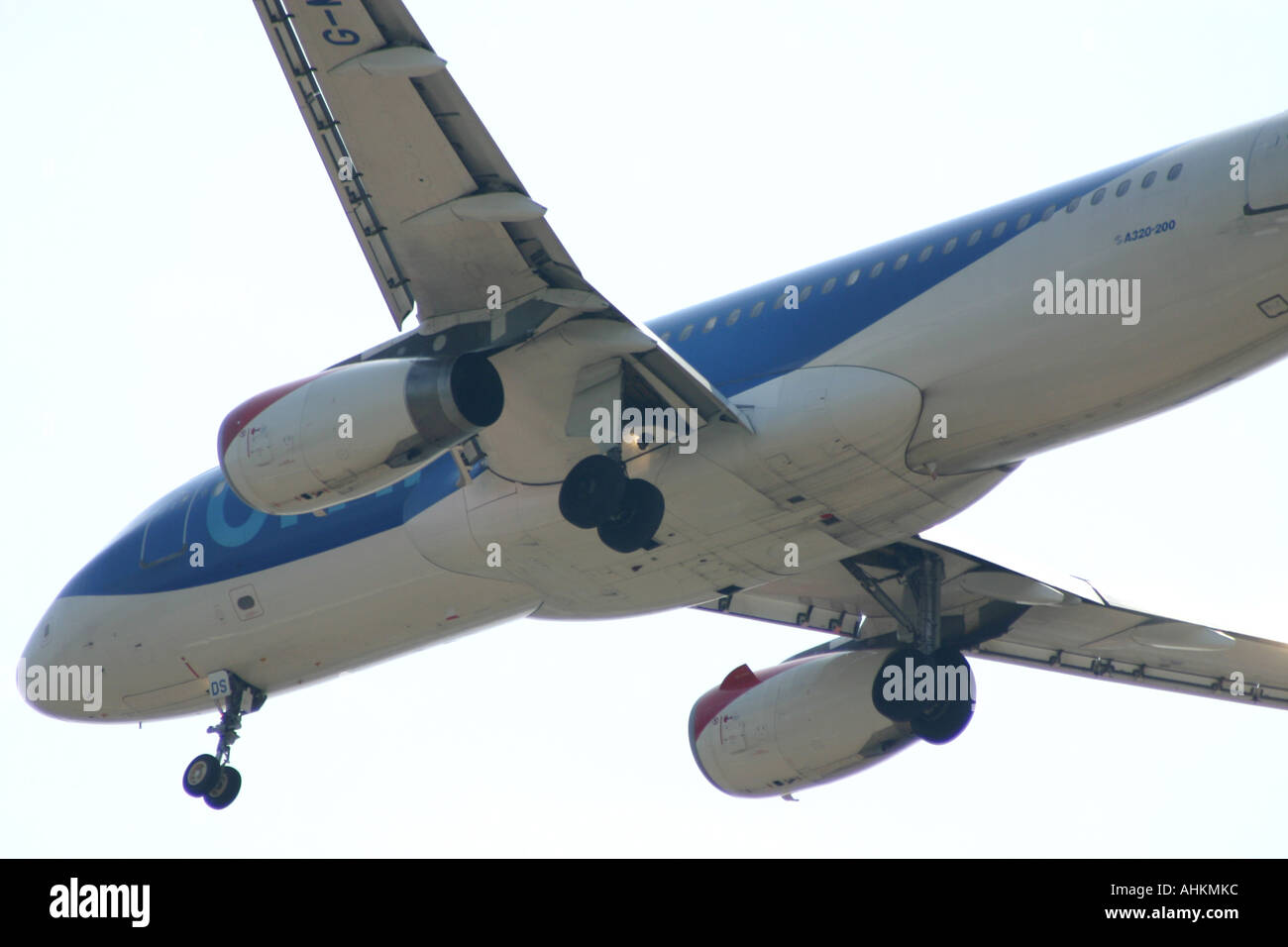 Plane over head hi-res stock photography and images - Alamy