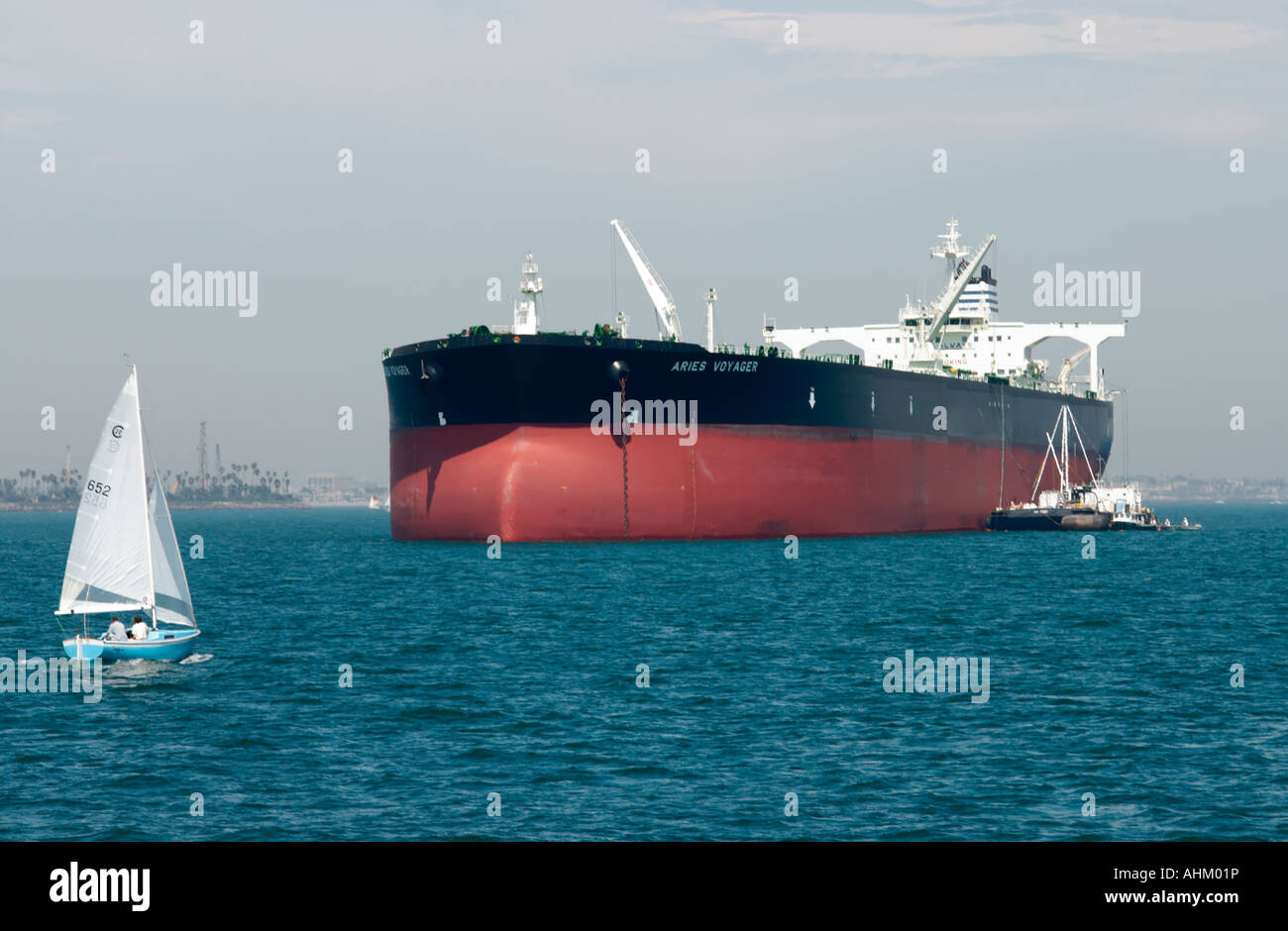 Oil tanker ship approaching land hi-res stock photography and images ...
