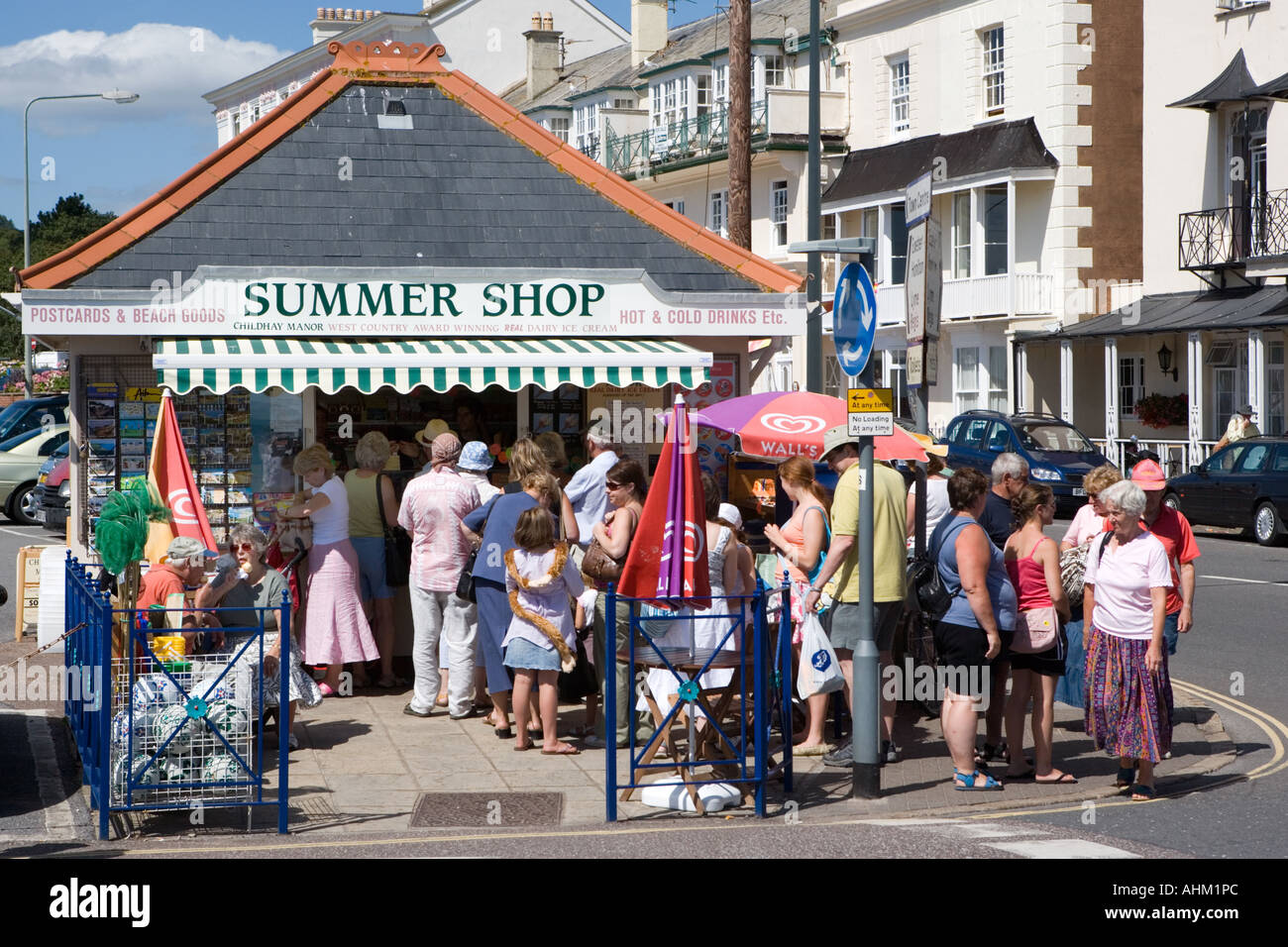 Queue shop hi-res stock photography and images - Alamy