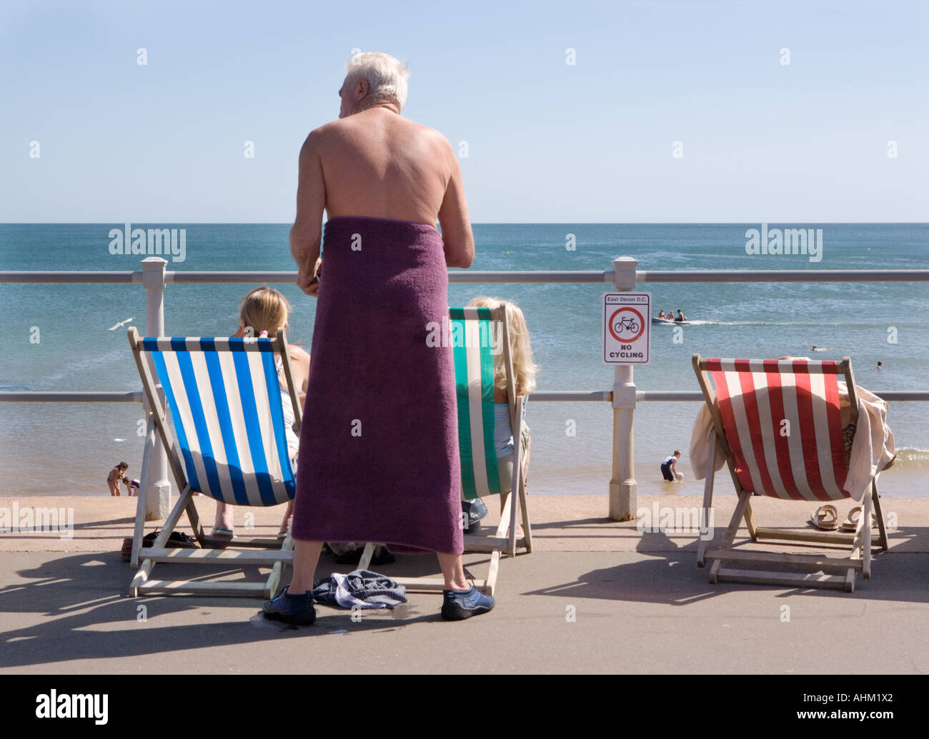Changing clothes beach hi-res stock photography and images - Alamy
