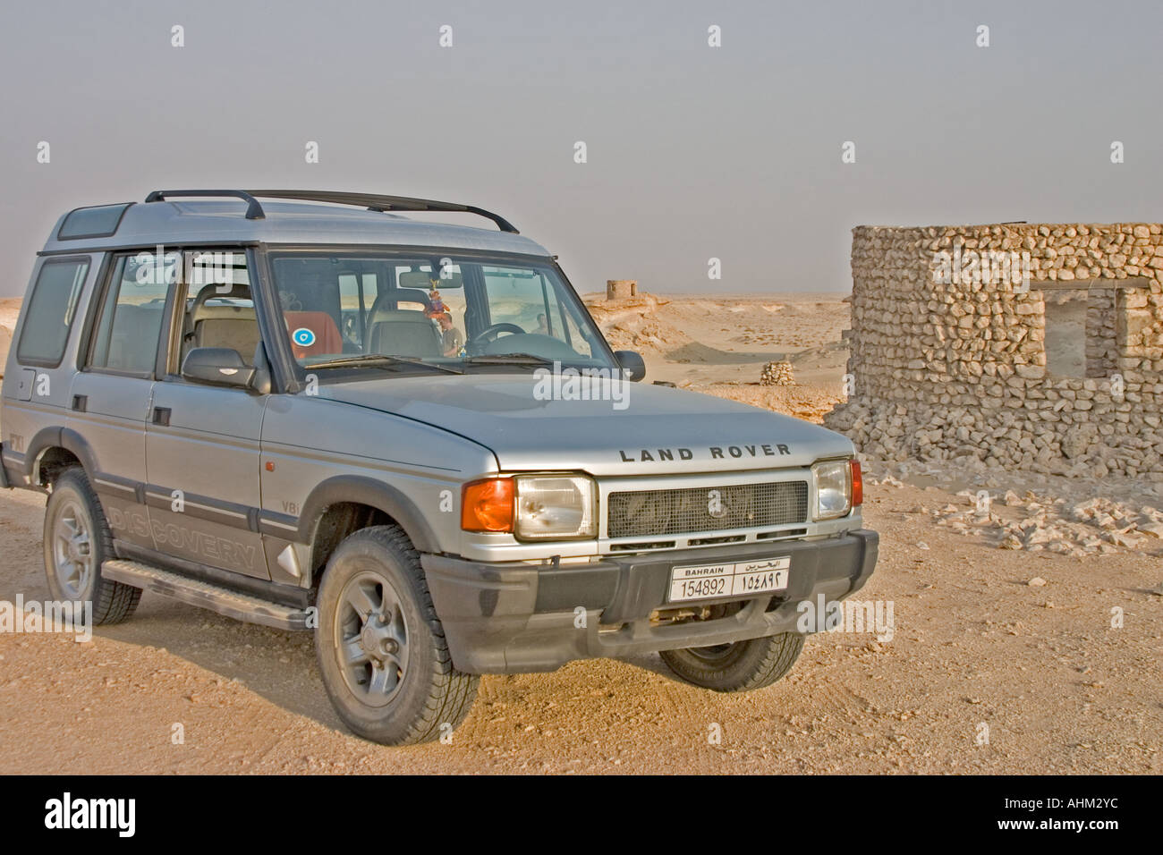land rover discovery in the desert Stock Photo - Alamy