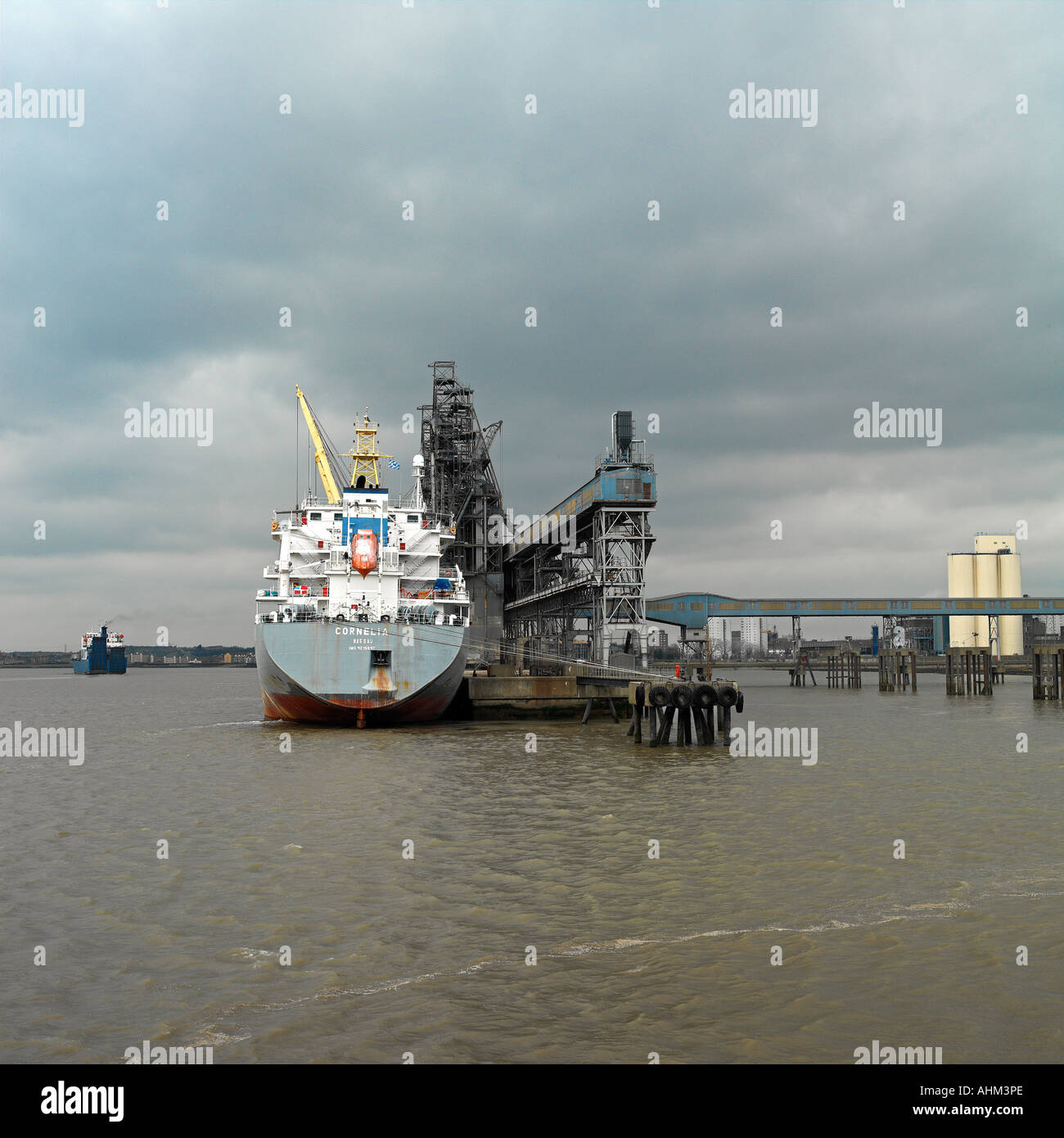 shipping and logistics grain ship docked beside grain elevator Stock ...