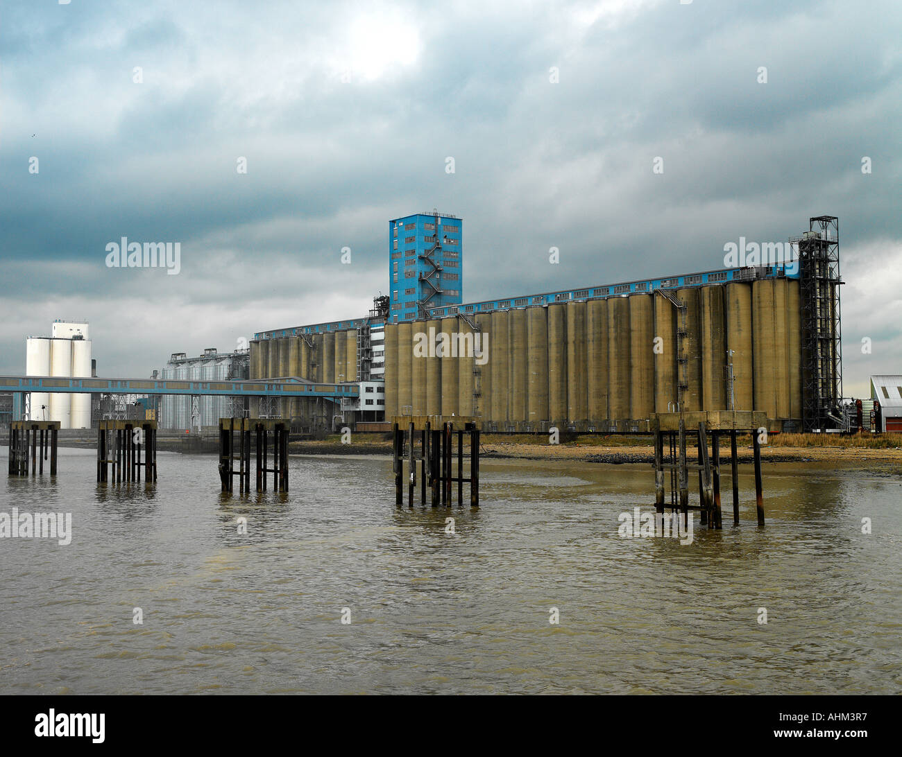 shipping and logistics dockside at grain storage silos Stock Photo - Alamy