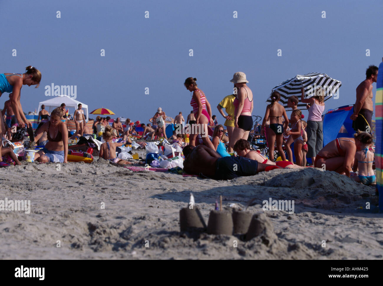 BEACH LIFE People and the sea Stock Photo - Alamy