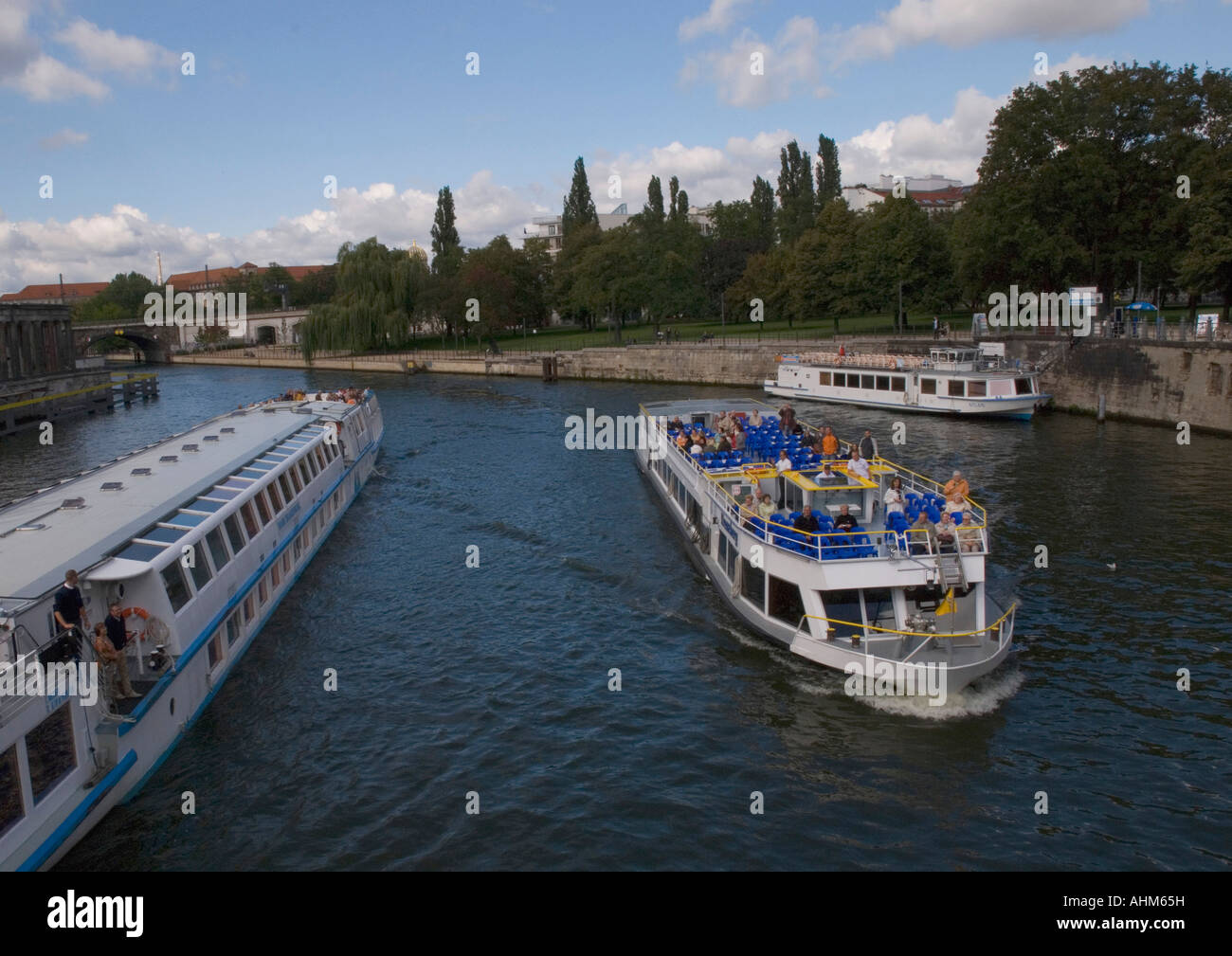 barcos turísticos en el rio spree berlin,alemania,germany Stock Photo ...