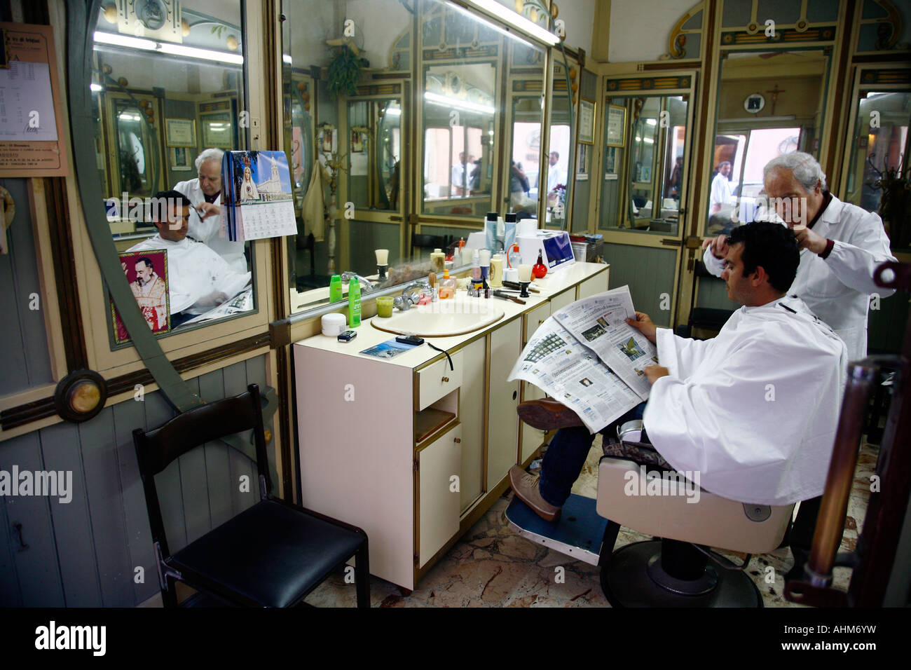 Italian barber shop hi-res stock photography and images - Alamy