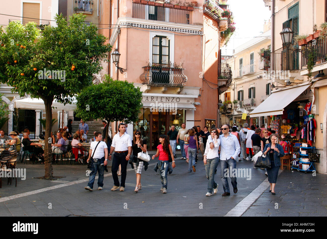 City street walking people hi-res stock photography and images - Alamy