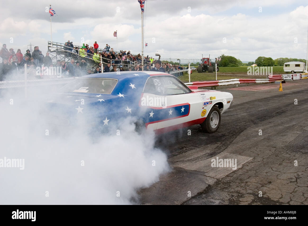 American muscle car doing burnout before start of drag race Stock Photo ...