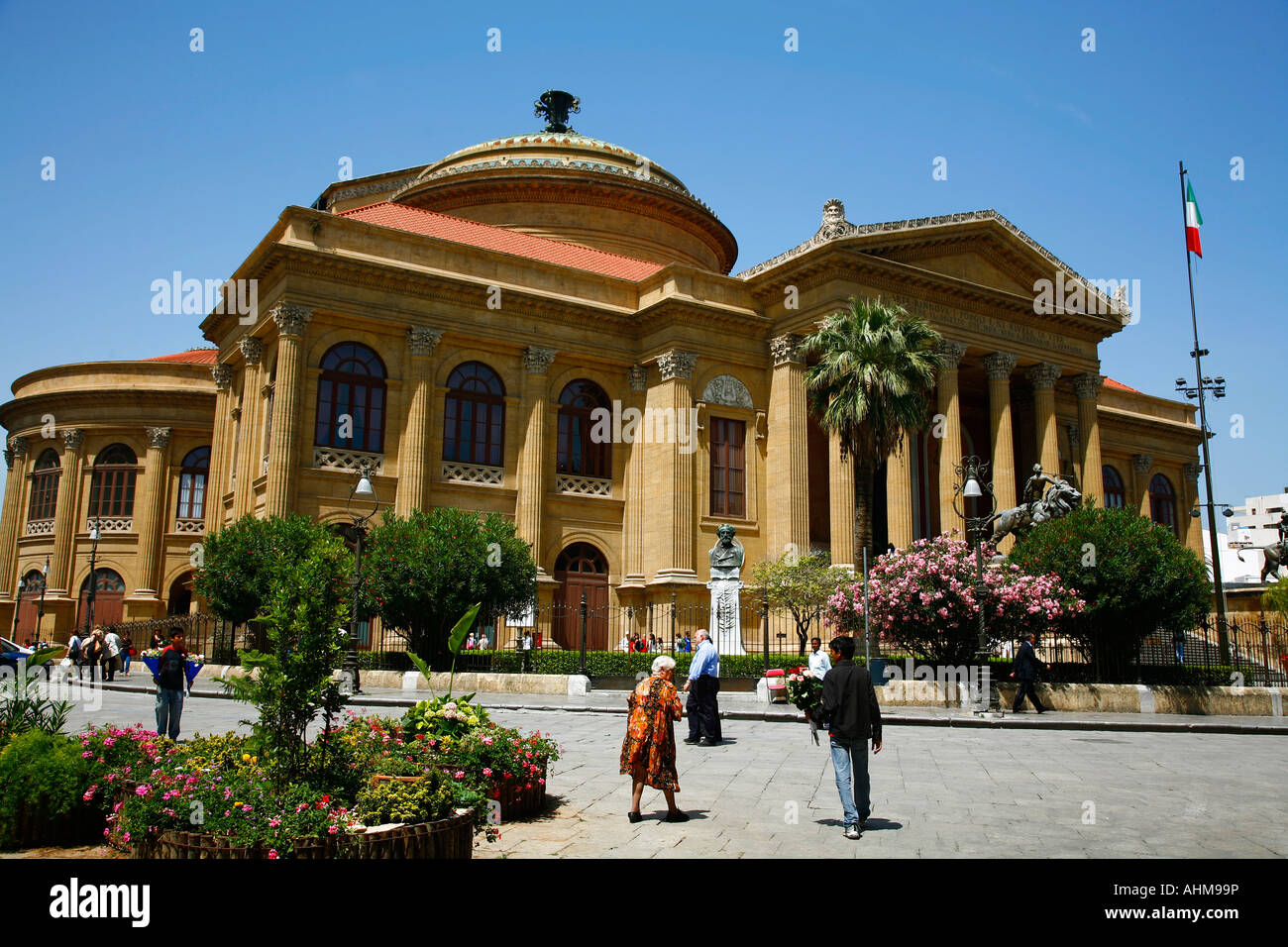 Palermo opera house hi-res stock photography and images - Alamy