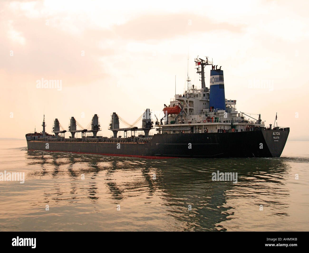 Cargo ship bristol channel hi-res stock photography and images - Alamy