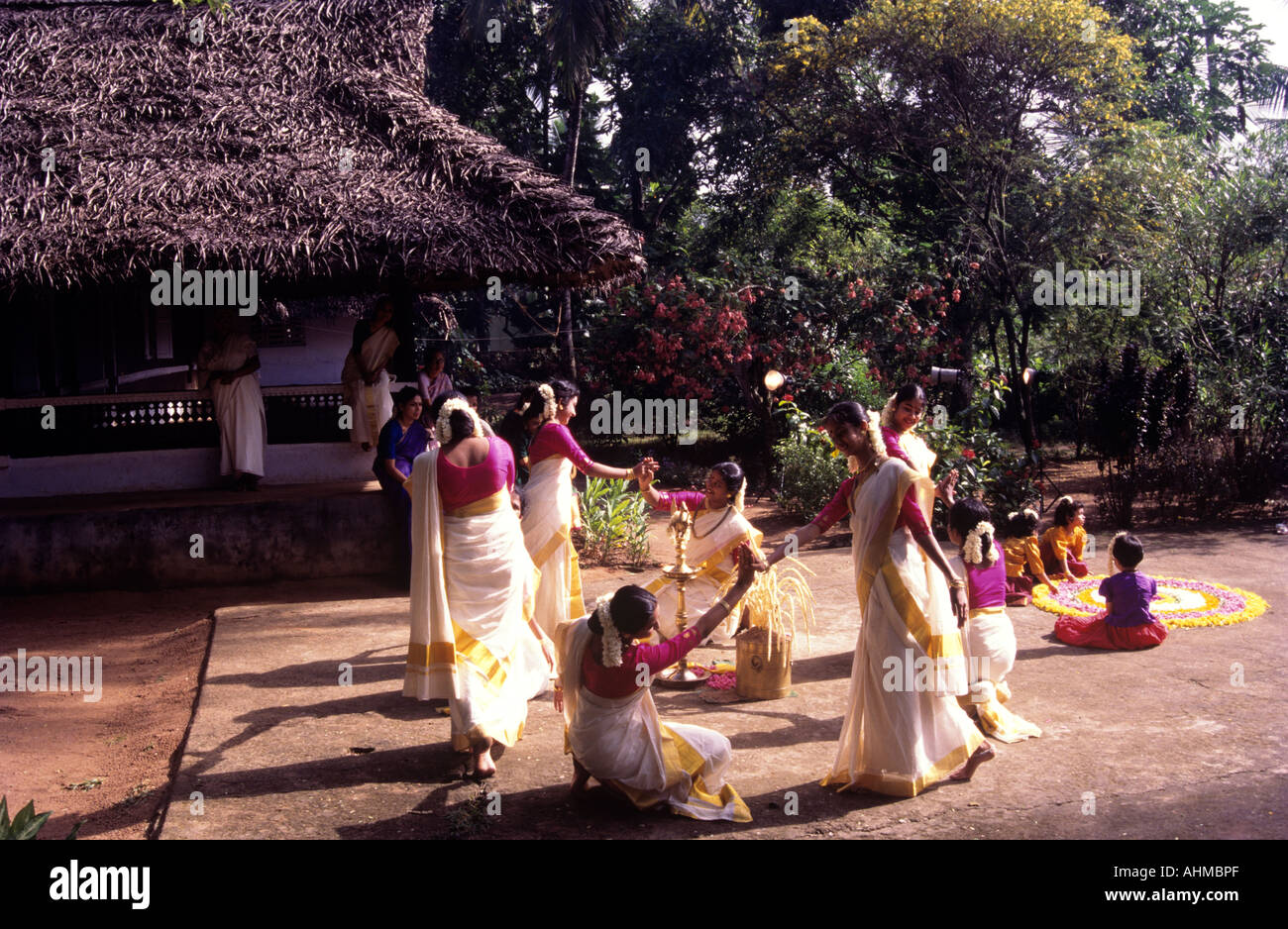 Thiruvathira dance kerala hi-res stock photography and images - Alamy