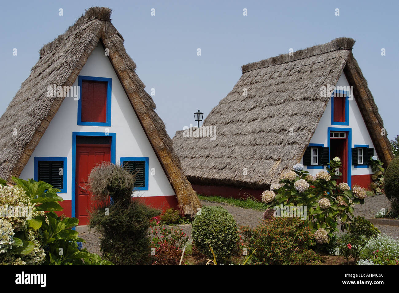 Madeira traditional thatched house Stock Photo - Alamy