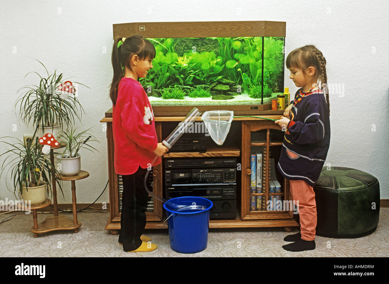 Girls fish aquarium hi-res stock photography and images - Alamy