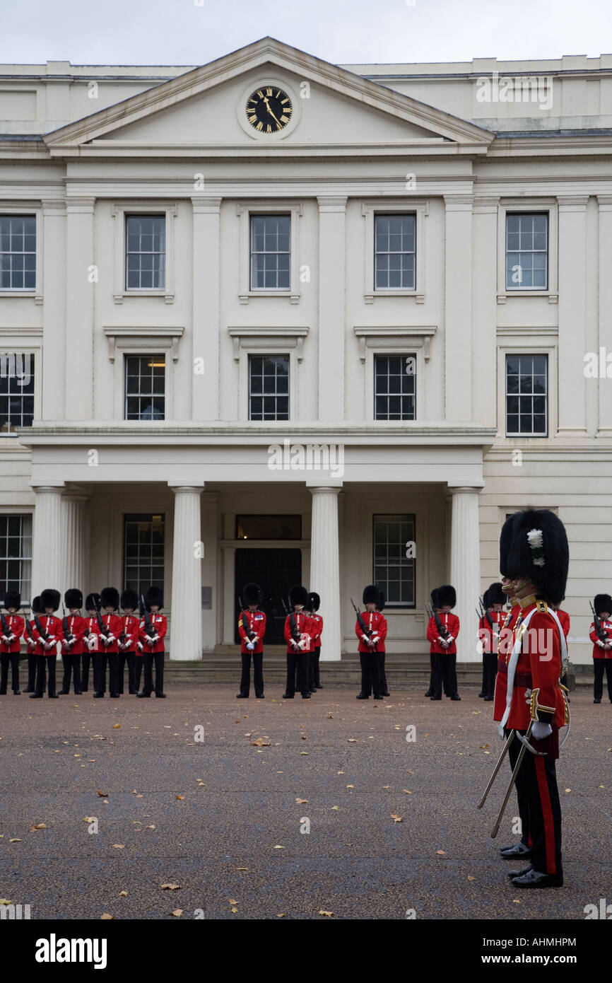 Beefeater guard in ceremonial uniform hi-res stock photography and ...
