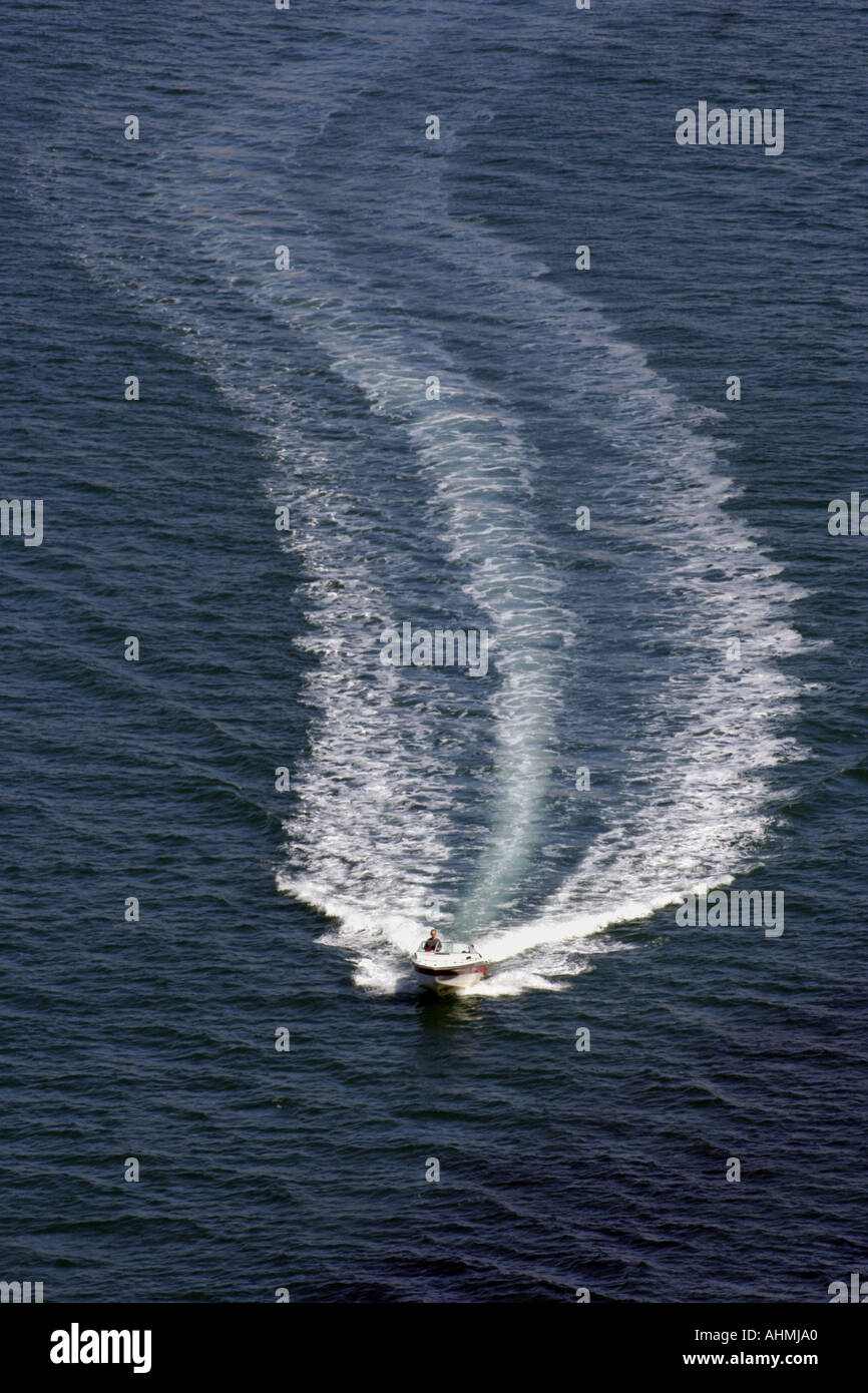 Speedboat and wake on the big blue ocean Stock Photo - Alamy