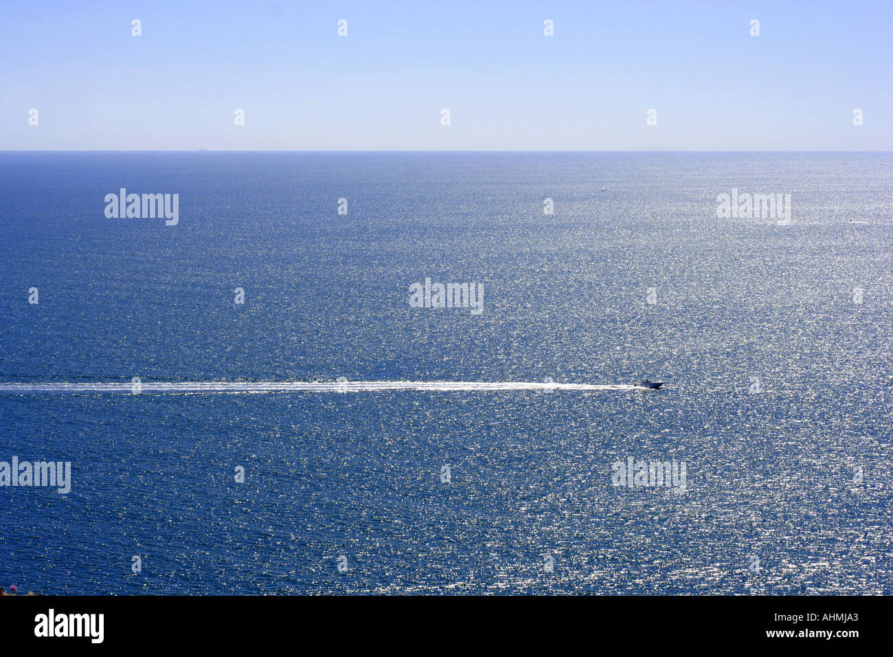 Speedboat and wake on the big blue ocean Stock Photo - Alamy