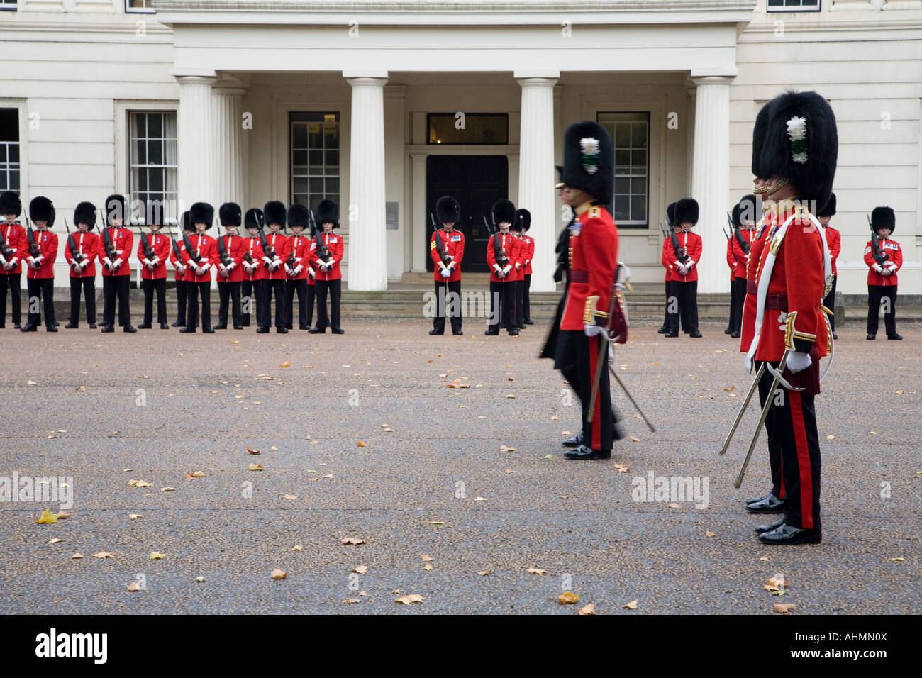 Beefeater guard in ceremonial uniform hi-res stock photography and ...