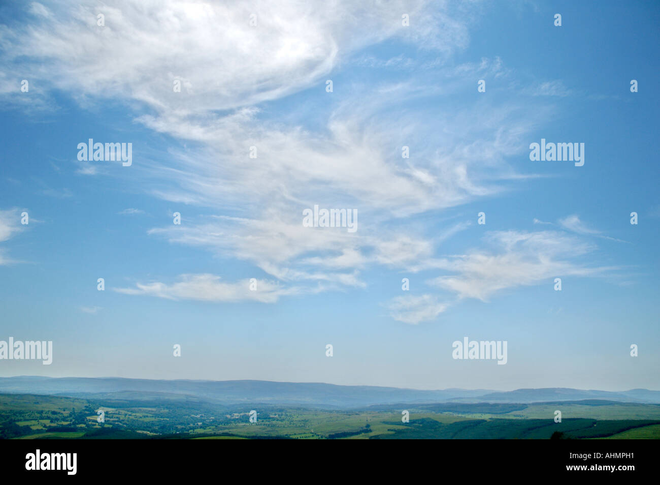 Big blue sky hi-res stock photography and images - Alamy