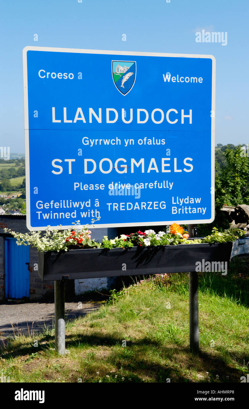 Bilingual Welsh English language blue tourism sign Welcome to St ...