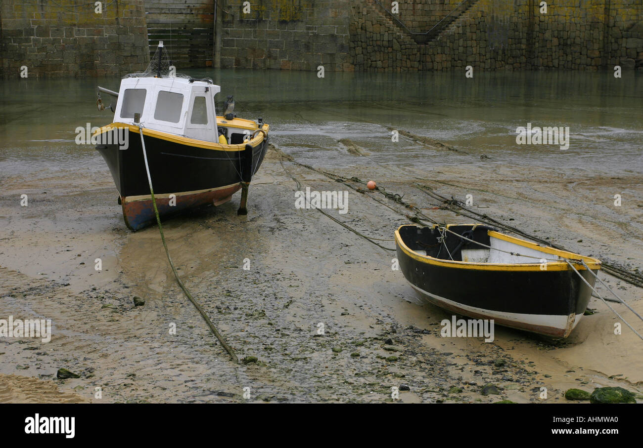 Cornwall seaside rowing boat hi-res stock photography and images - Alamy