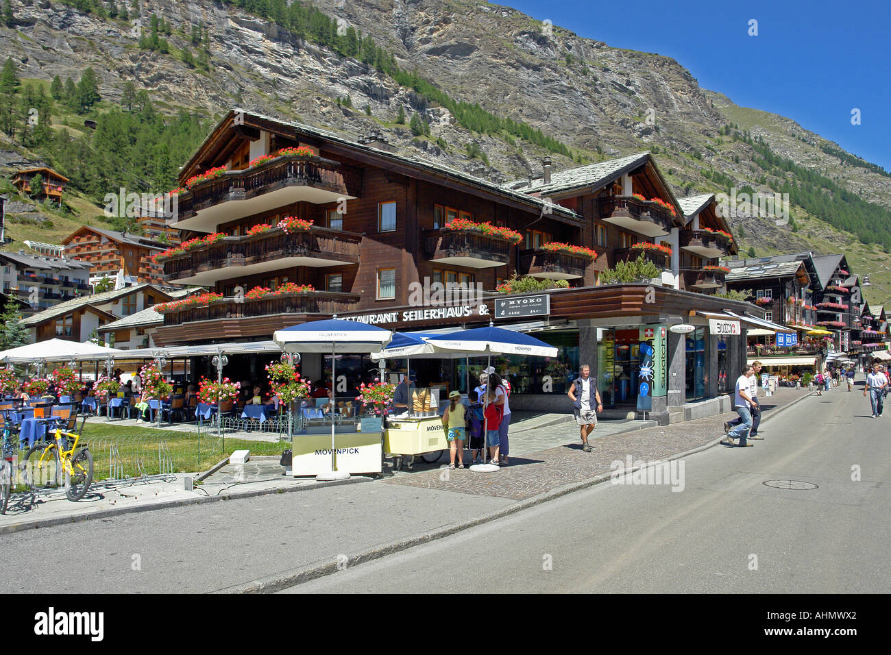 Restaurants and shops hi-res stock photography and images - Alamy